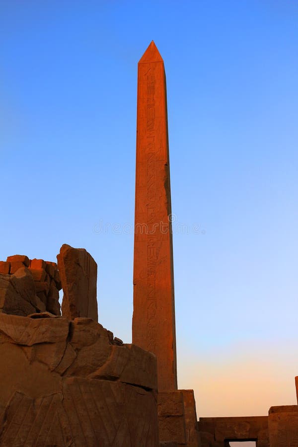 Obelisco En El Templo De Karnak, Egipto Imagen de archivo - Imagen de ...