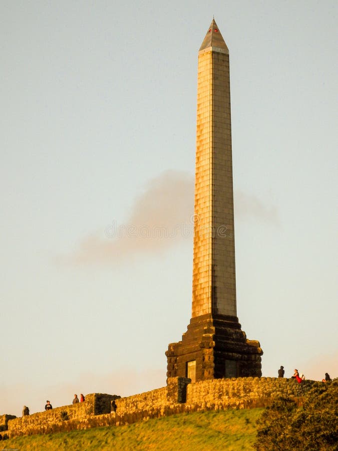 Obelisco En Una Colina Del árbol Fotografía editorial - Imagen de ...