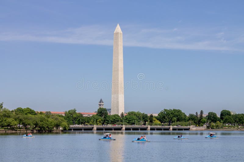 Obelisk Lake Washington DC editorial photography. Image of washington ...
