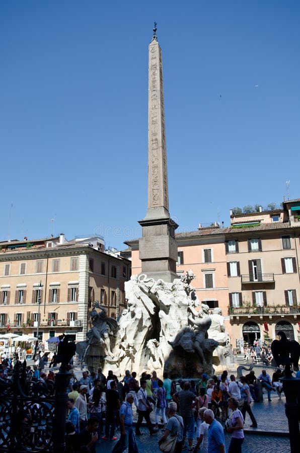 Obelisk in Piazza Navona redactionele fotografie. Image of neath - 27568757