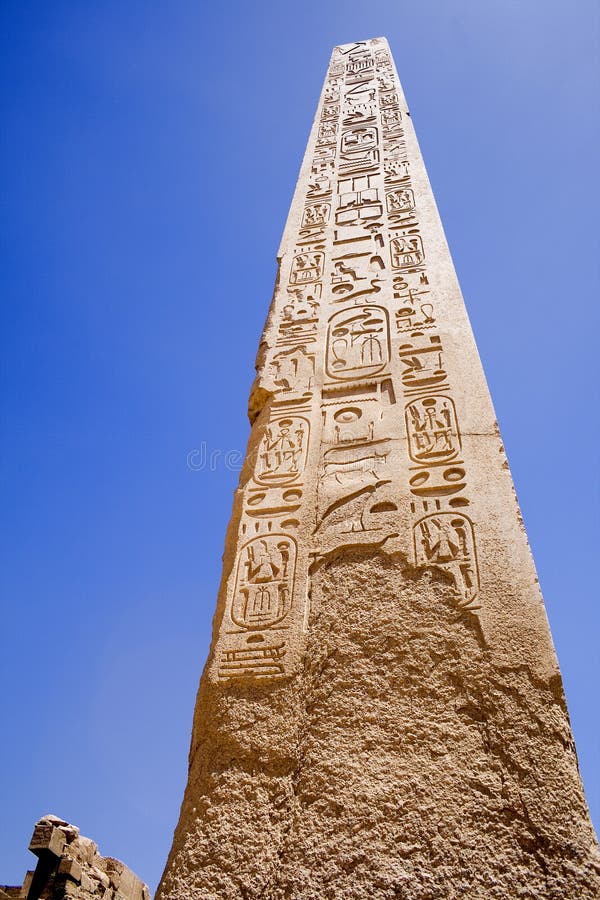 Obelisk Im Tempel Von Karnak Mit Hieroglyphen Und Blauem Himmel ...