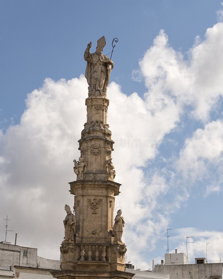 Piazza Sant'Oronzo in Lecce Met Een Hoog Monument Bekroond Met Een ...