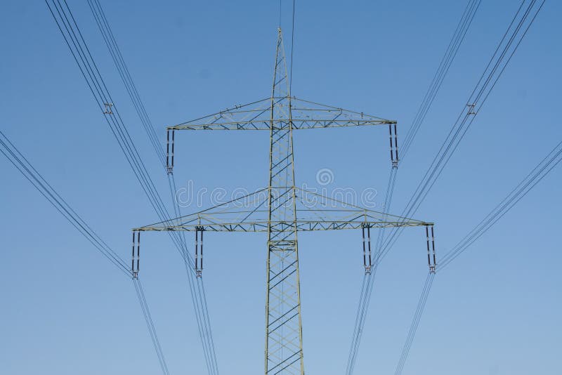 Obenliegende Stromleitung stockbild. Bild von elektrizität - 104798303