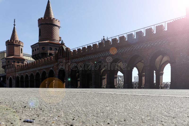 The Oberbaum Bridge between Kreuzberg an Friedrichshain in Berlin ...