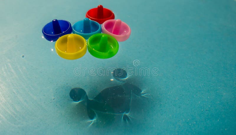 Objetos De Flutuação Na água Imagem de Stock - Imagem de flutuadores ...