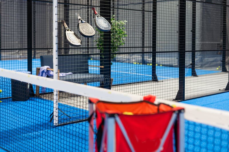 Objetos De Remo En Una Cancha Azul Imagen de archivo - Imagen de hierba ...