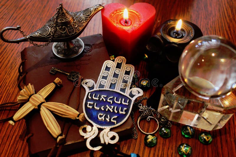 Objetos Do Ritual Da Magia Negra Foto de Stock - Imagem de paranormal ...