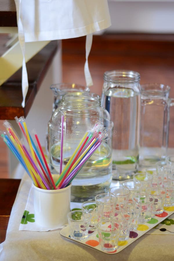 Objets De Cuisine Sur Une Table Photo stock - Image du vide, déco: 58568104