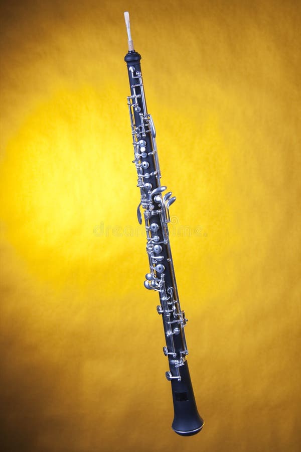 Oboe Aisló En Fondo Amarillo Imagen de archivo - Imagen de oboe, alarma ...
