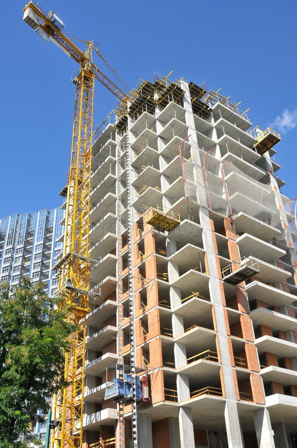 Construindo Apartamentos Em Prédio Alto Foto de Stock - Imagem de alto ...