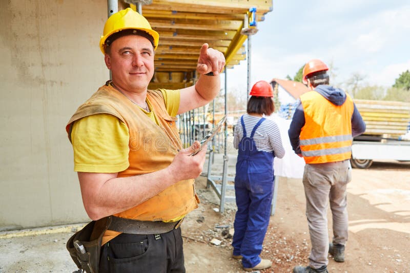 Obrero De La Construcción Con Tablet Computer En El Sitio De ...