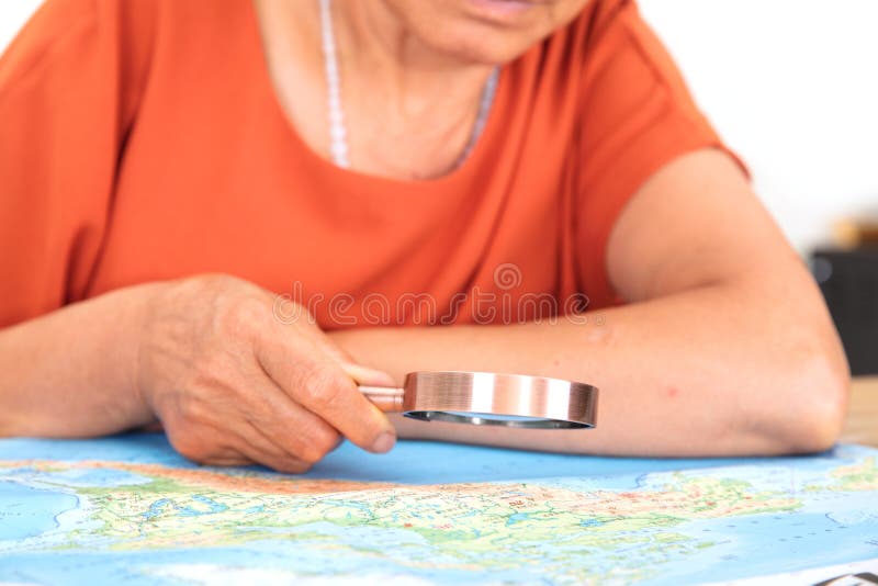 Observar Cuidadosamente El Mapa Del Mundo Con Una Lupa Foto de archivo ...