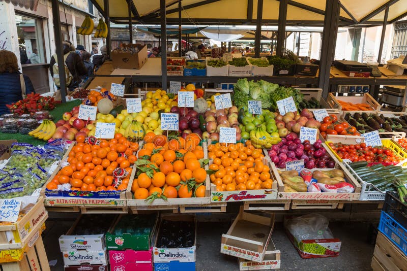 Frische Frucht Und Veg an Einem Markt Redaktionelles Stockfotografie ...