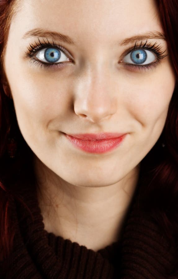 Sguardo Attento Di Bella Donna Bionda Con Gli Occhi Grigi - Portra ...