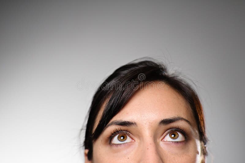 Ritratto Del Primo Piano Delle Giovani Donne Con I Vetri Ha Problemi Di ...