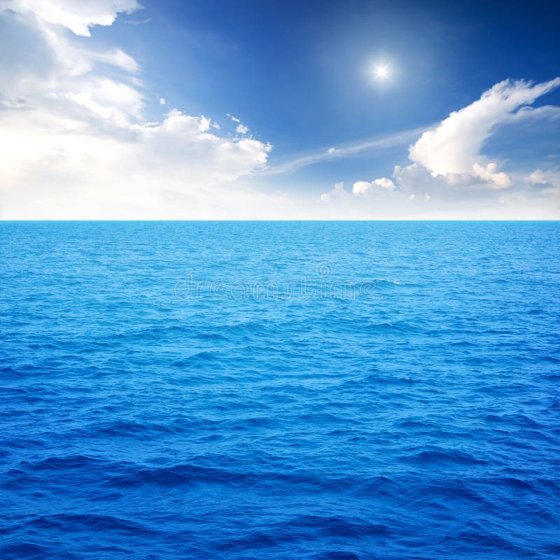 Oceaan blauw stock afbeelding. Image of nave, horizon - 19141723