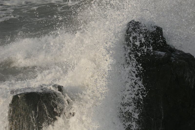 Ocean Wave Splashing on Rock Stock Photo - Image of gischt, outcrop ...