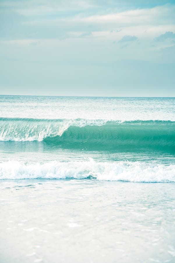 Ocean Waves Crashing on the Shore Stock Image - Image of surf, oahu ...