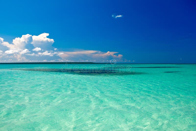 Oceano Ciano Sob O Céu Azul Com Nuvens Imagem de Stock - Imagem de naughty, ondas: 12689429
