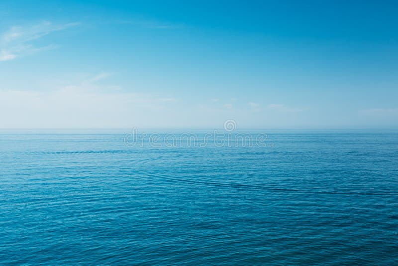 Oceano Do Mar E Fundo Claro Azul Do Céu Imagem de Stock - Imagem de ...