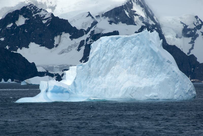 Oceano Do Sul, Iceberg Com a Geleira No Fundo Foto de Stock - Imagem de ...