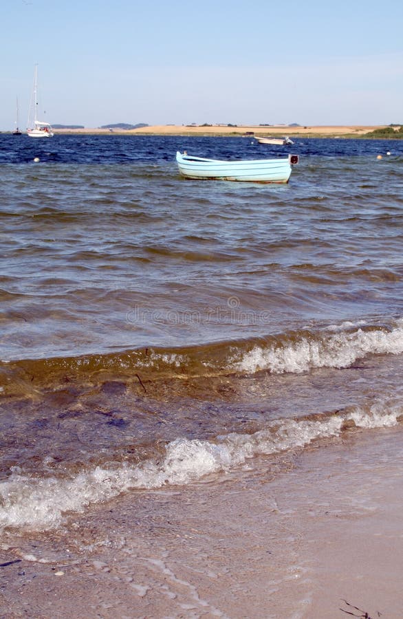 Barco Atracado No Mar Perto Da Praia Imagem de Stock - Imagem de ...