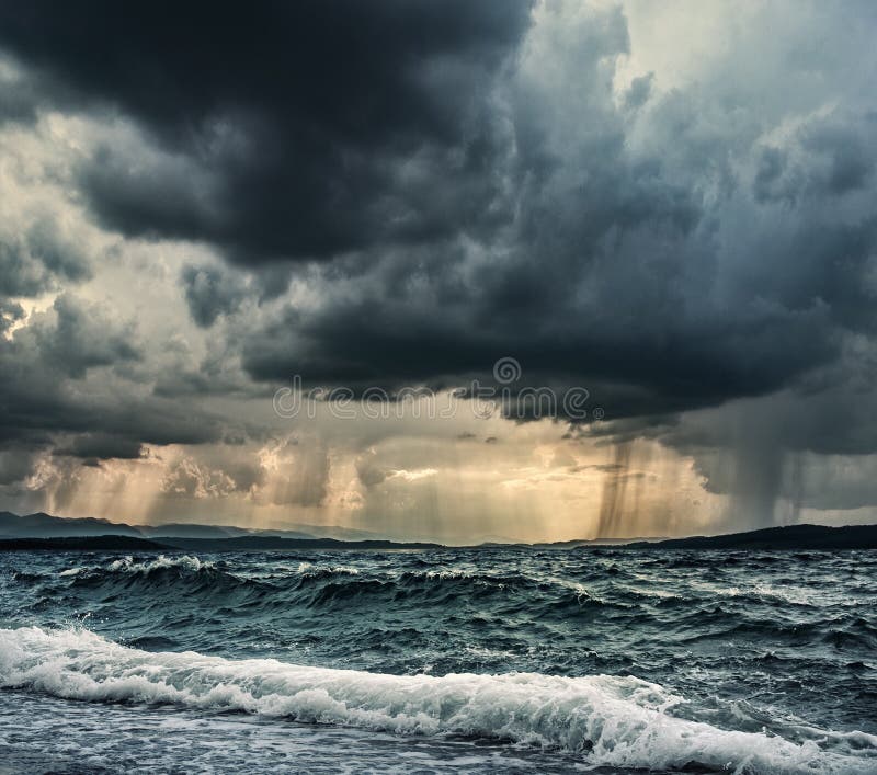Cielo Tempestoso Sopra Il Mare Fotografia Stock - Immagine di scenico ...