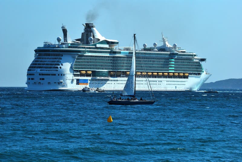 Oceanu Liniowiec Przy Dennym Molem W Manaus, Brazil Pasażerski Statek ...