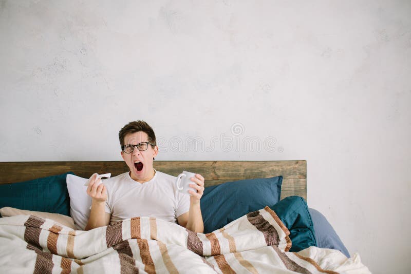 Ochtend De Mens Ligt In Bed Hij Houdt In Zijn Hand Een Servet En Een
