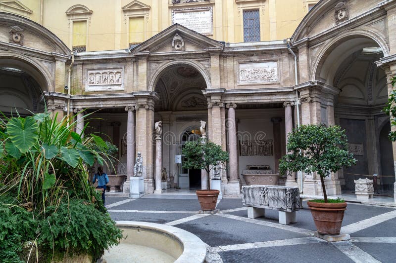 Octagonal Courtyard at the Vatican Museums Editorial Stock Image ...