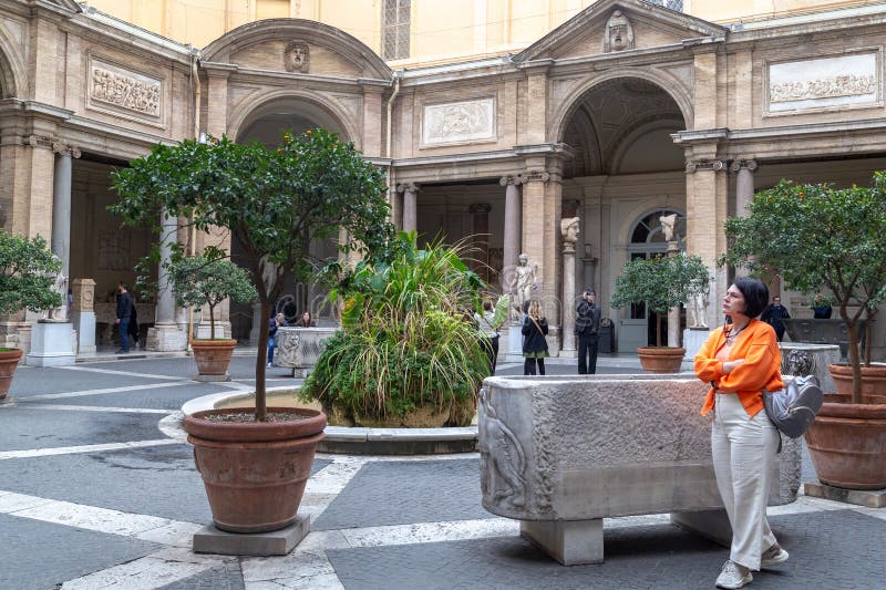 Octagonal Courtyard at the Vatican Museums Editorial Image - Image of ...