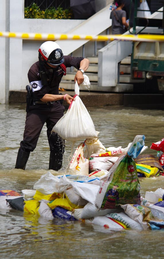 October 30,2011 Bangkok Flood Editorial Image - Image of evacuated ...