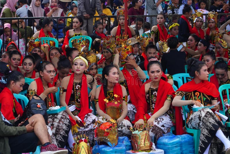 29 October 2022: the Gandrung Sewu Dancers. Banyuwangi, East Java ...