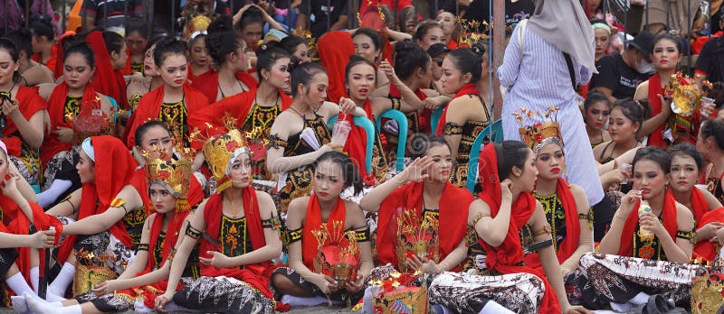 29 October 2022: the Gandrung Sewu Dancers. Banyuwangi, East Java ...