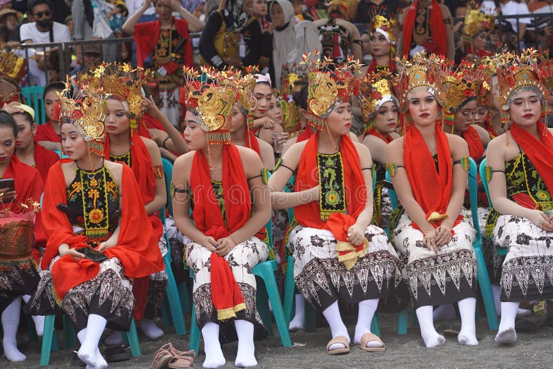 29 October 2022: the Gandrung Sewu Dancers. Banyuwangi, East Java ...