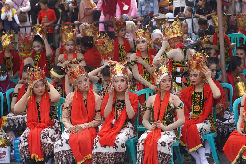 29 October 2022: the Gandrung Sewu Dancers. Banyuwangi, East Java ...