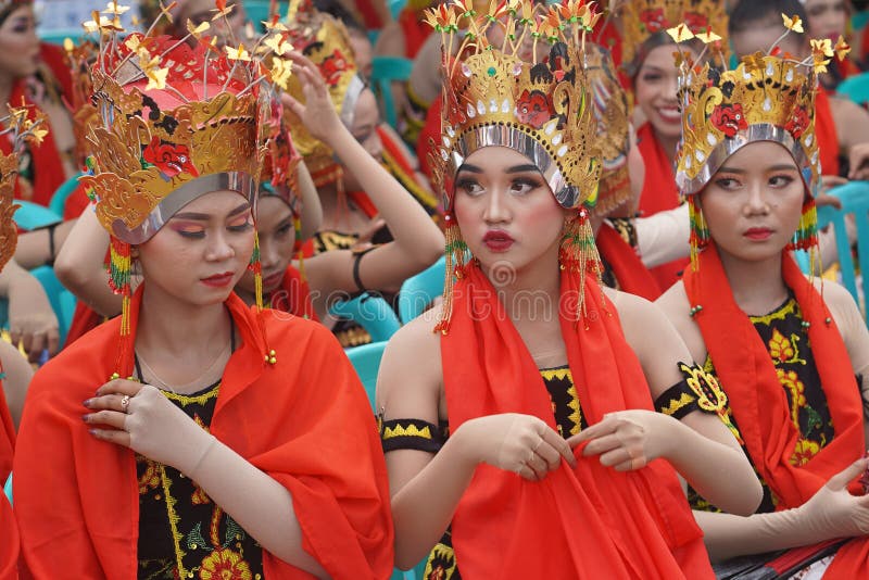 29 October 2022: the Gandrung Sewu Dancers. Banyuwangi, East Java ...