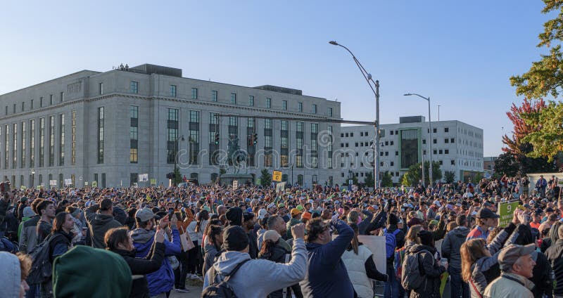 Marathon 2024 Crowds Gather at Start Line HMF Event, Hartford ...