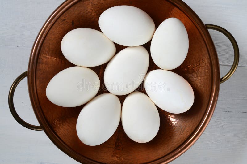 Oeufs blancs d'une plaque image stock. Image du plaque - 50716595