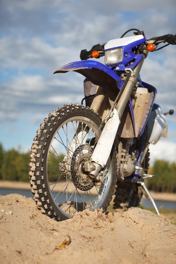 Off-road Motor Die in Vuil in Het Nauw Drijft Stock Afbeelding - Image ...