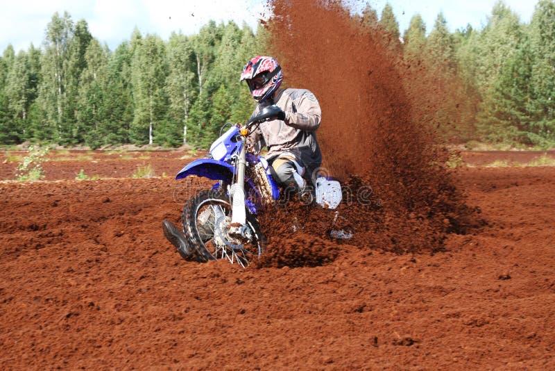 Off-road Motor Die in Vuil in Het Nauw Drijft Stock Afbeelding - Image ...