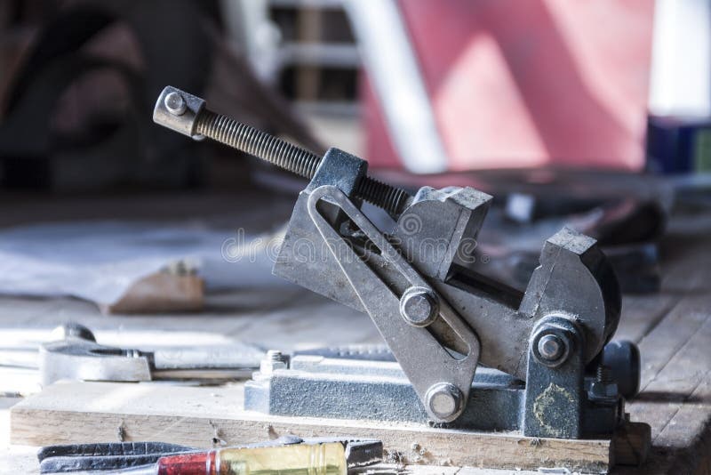 Metallklammer stockfoto. Bild von schnitt, rohrleitung - 33040224