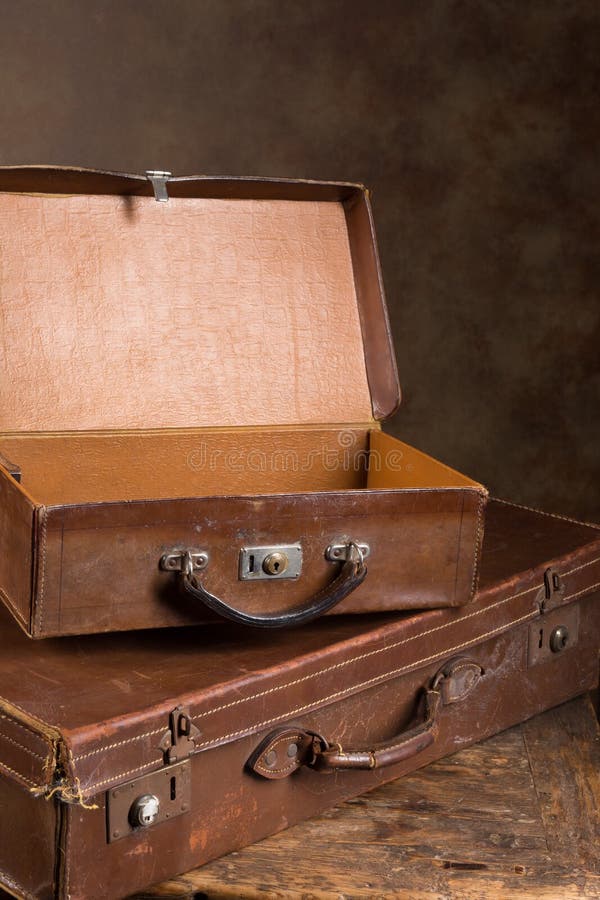 Alter offener Koffer stockbild. Bild von innere, reise - 39887841