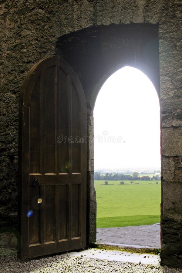Offene Tür stockbild. Bild von dunkel, gras, irland, verwittert - 11211833