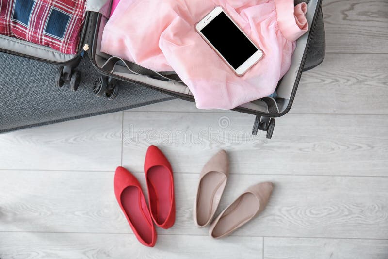 Offener Koffer Mit Kleidung Auf Sofa, Draufsicht Stockfoto - Bild von ...