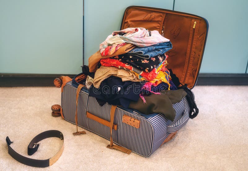 Offener Koffer Voller Kleidung Im Zimmer. Stockfoto - Bild von abfahrt ...
