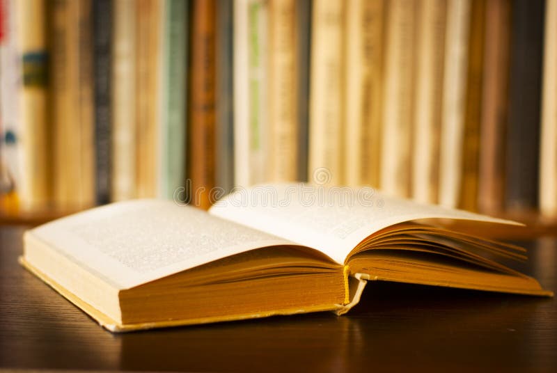 Offenes Buch auf dem Tisch stockbild. Bild von buch, unterhaltung ...