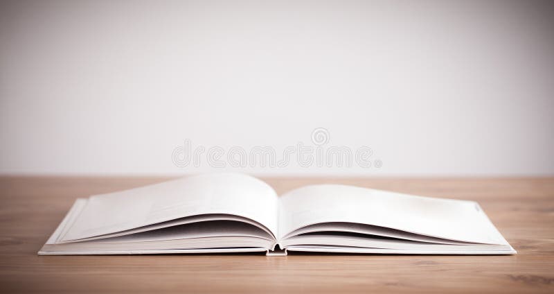 Offenes Buch Mit Der Grünen Naturwelt, Die Aus Seine Seiten Herauskommt ...