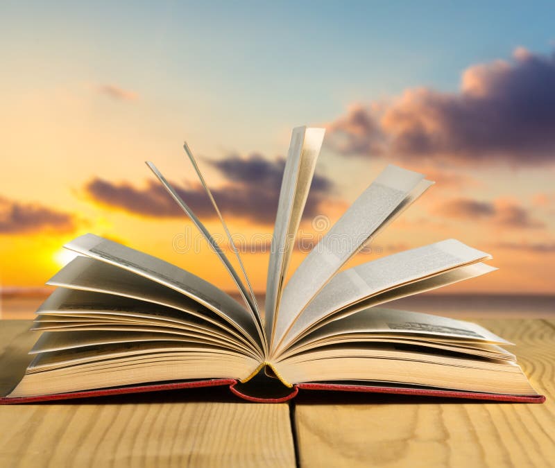 Offenes Buch Auf Altem Holztisch Stockfoto - Bild von kunst, geistig ...