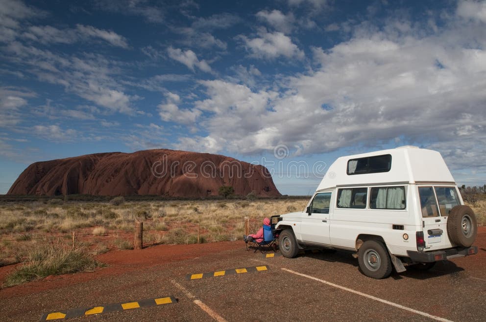 Offroader und Uluru redaktionelles stockfotografie. Bild von nord ...